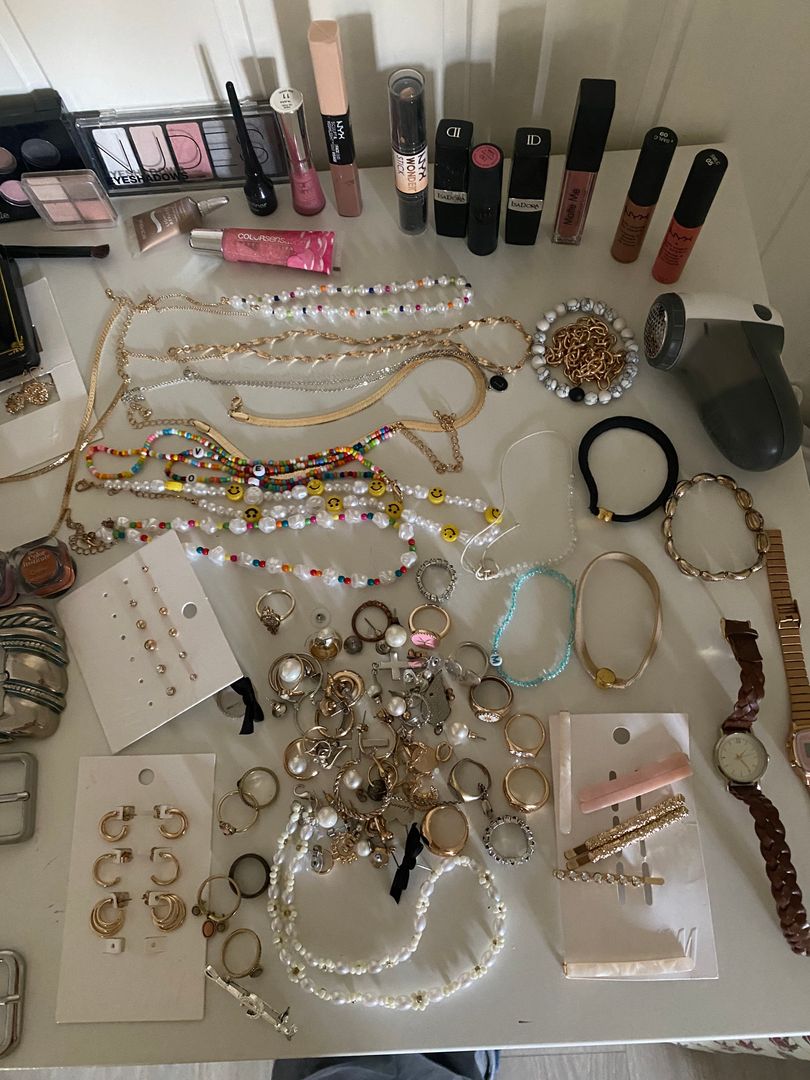 Smykker og sminke ++ • Tise