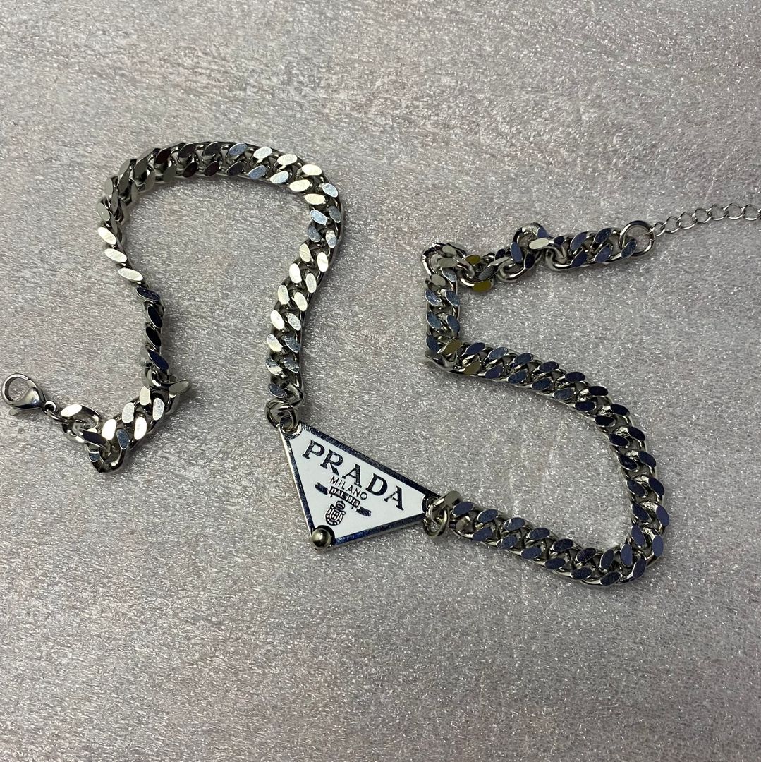 Prada chain • Tise