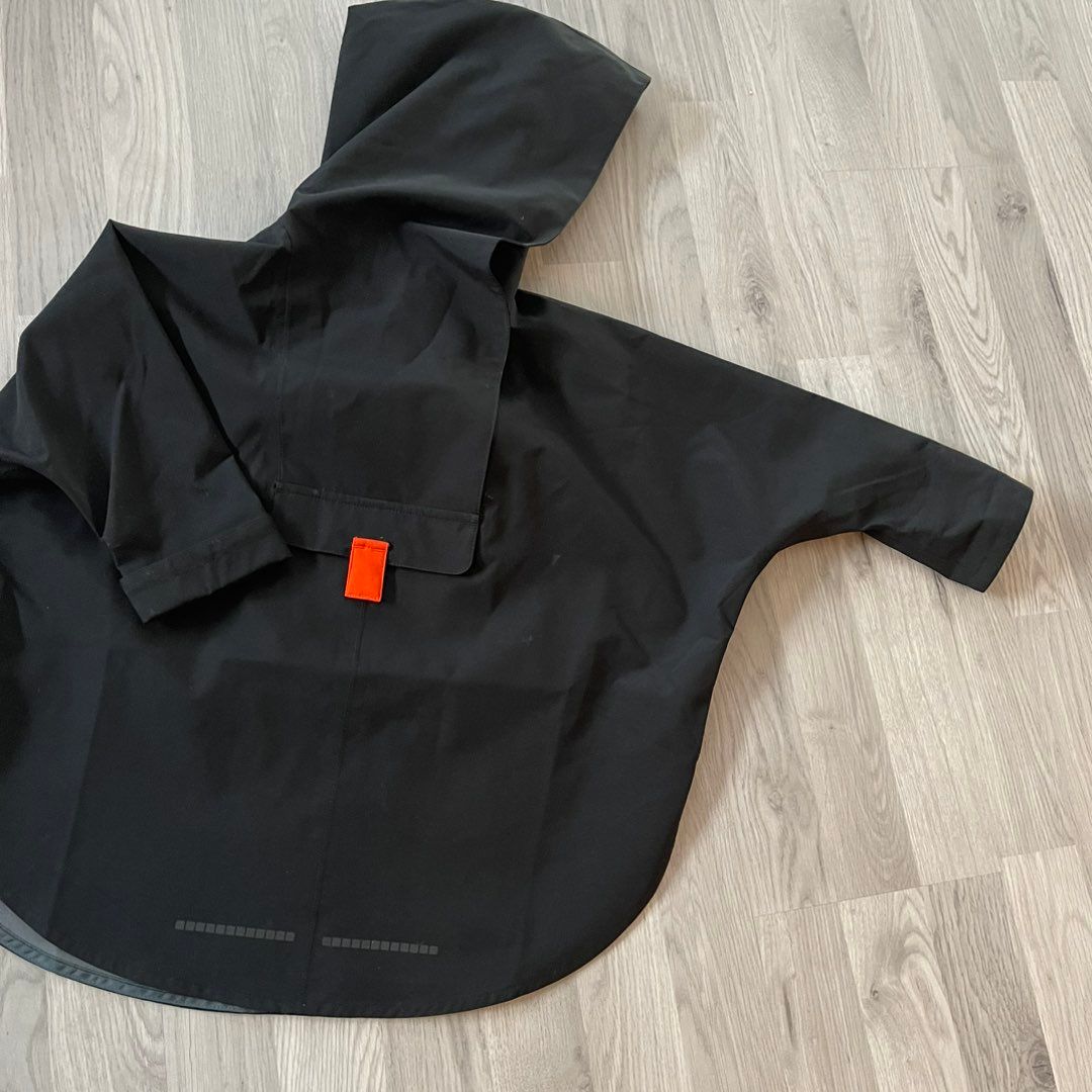 Blæst svart poncho • Tise