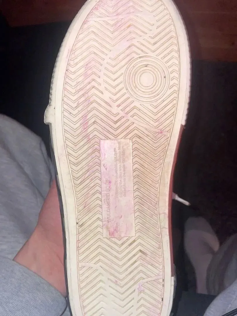 off-white sko • Tise